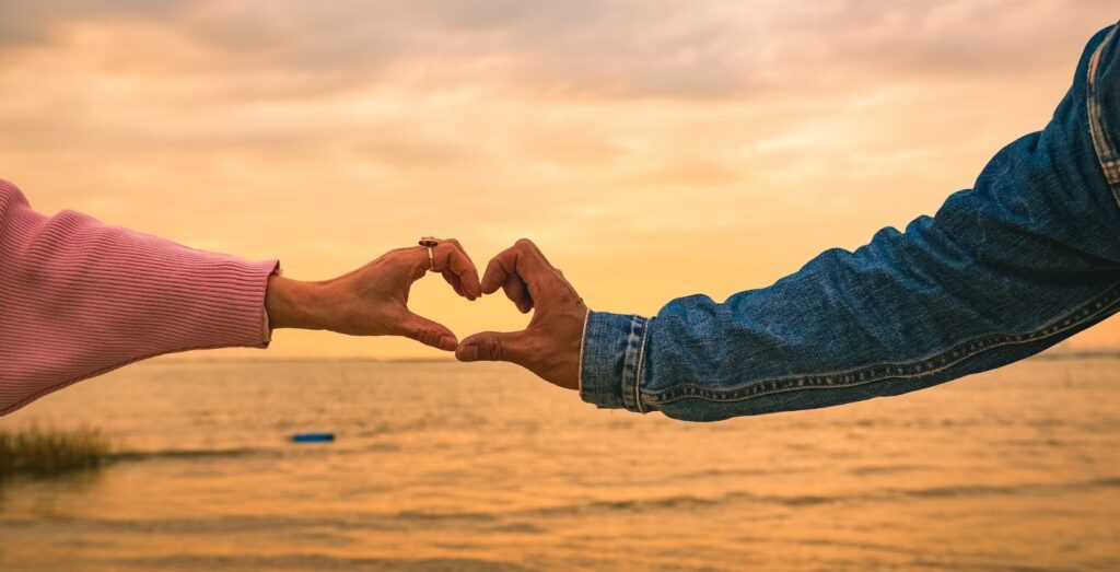 Physical Relation: महिलांना संभोगादरम्यान विविध पोझिशन्स का आवडतात? जाणून घ्या कारण - Inside Marathi