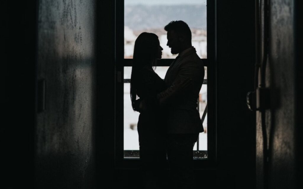 Physical Relation: संभोग दरम्यान आवाज का येतात? जाणून घ्या यामागे असलेल्या कारणांचा शोध - Inside ...